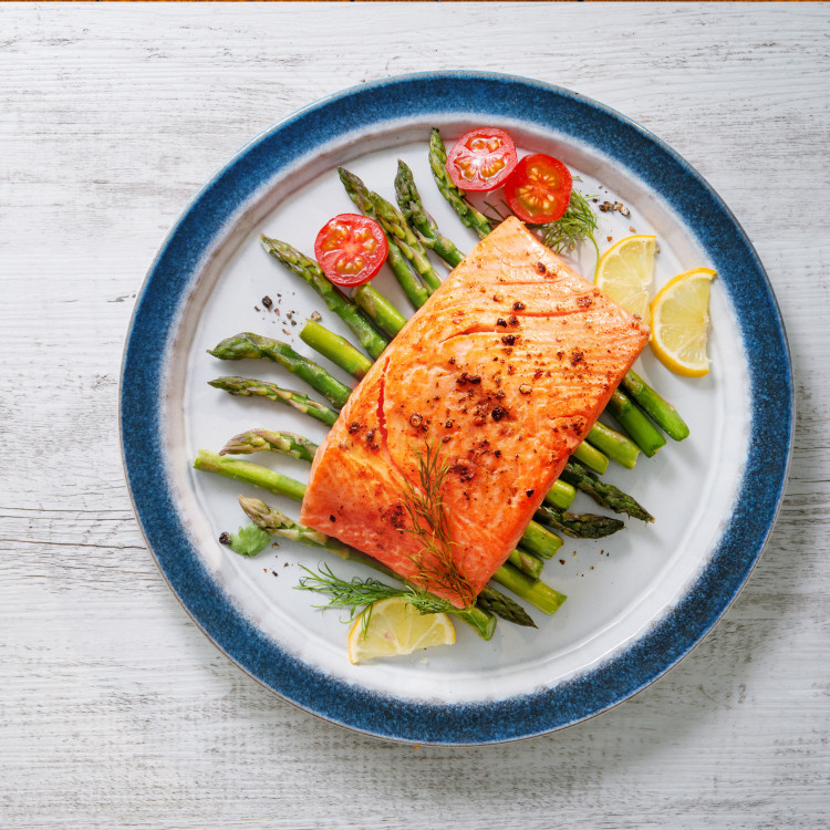 Saumon grillé, légumes verts, sauce aux herbes | Antoine.ca
