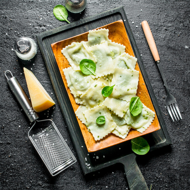 Raviolis ricotta, épinards et tomates séchées, sauce au Parmigiano ...