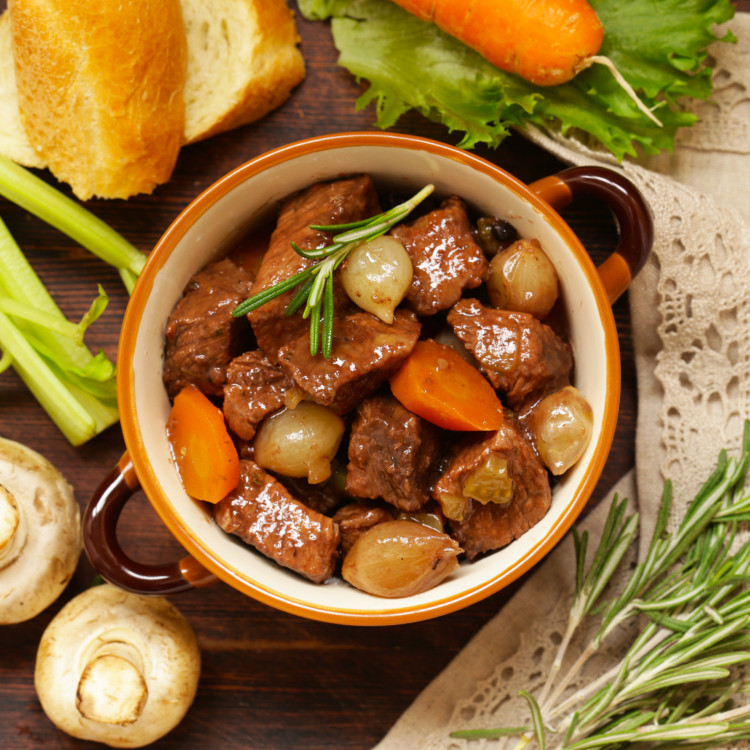 Boeuf aux oignons, purée au bacon croustillant | Antoine.ca